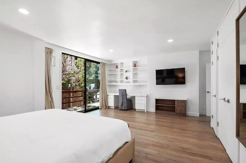 Malibu Road, Oceanfront, Dry Beach, Dream Home! - Malibu, CA