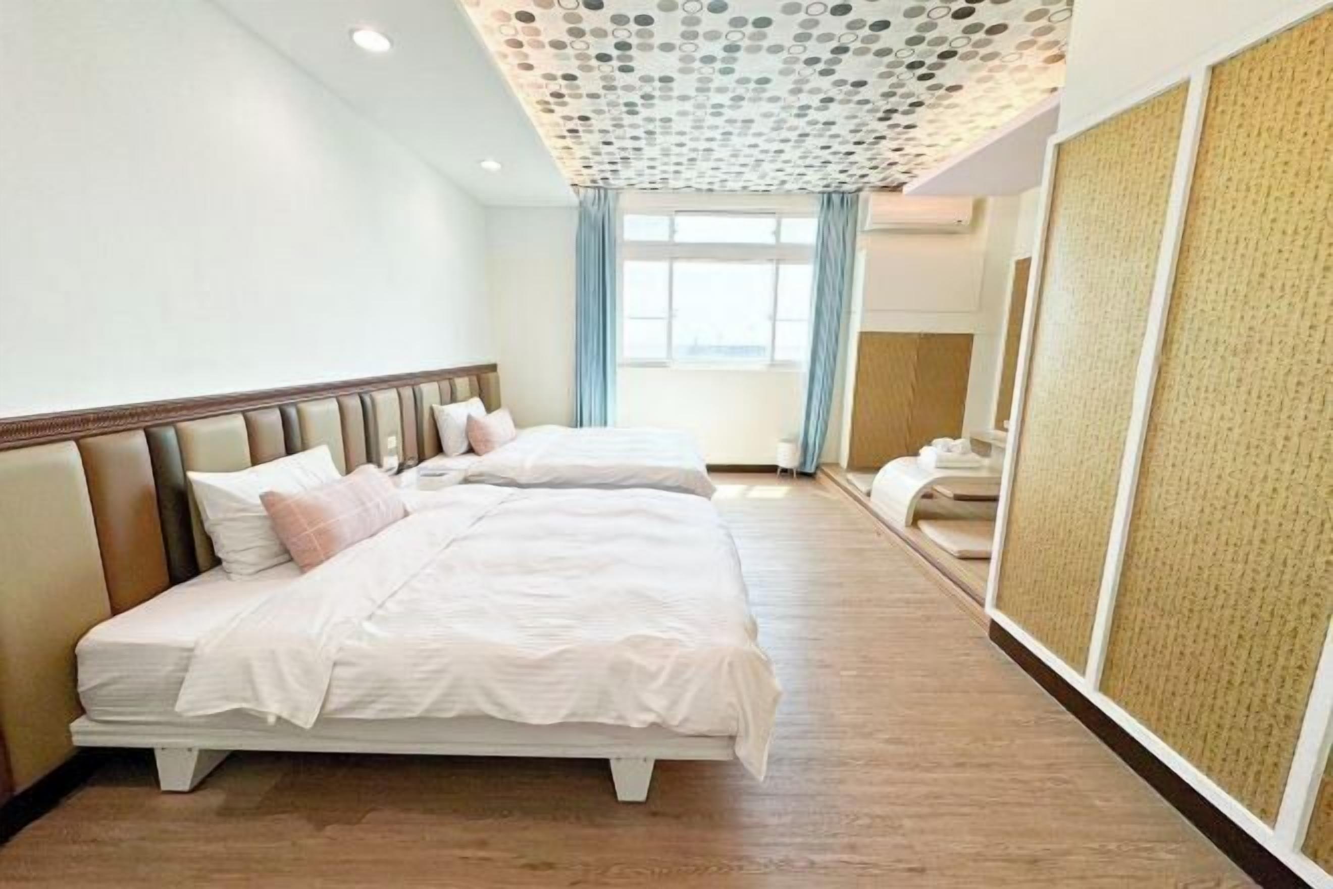 Cortinas/cortinados opacos, quartos insonorizados, Wi-fi grátis 