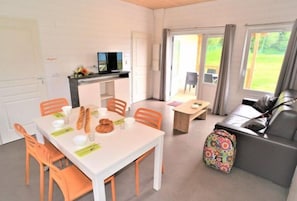 Casa Móvel, 2 quartos (4/6 personnes - Savanah) | Sala de estar | Televisor de ecrã plano de 80 cm com canais digitais, televisor 