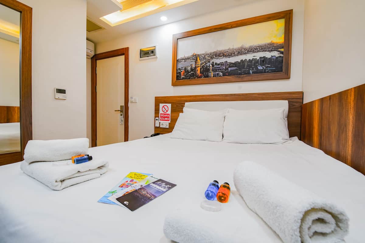 Quarto Económico, 1 cama queen-size | Cofre no quarto, com decoração personalizada