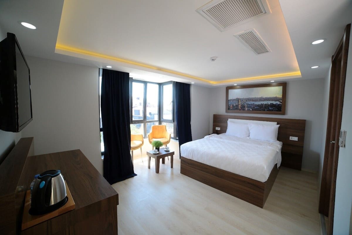 Suite Comfort, 1 cama queen-size, Vista para a cidade | Cofre no quarto, com decoração personalizada