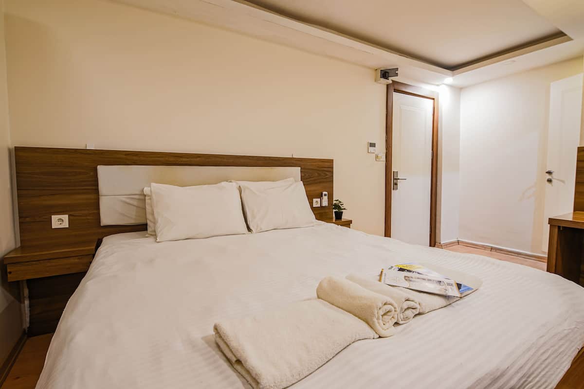 Quarto Duplo Económico | Cofre no quarto, com decoração personalizada