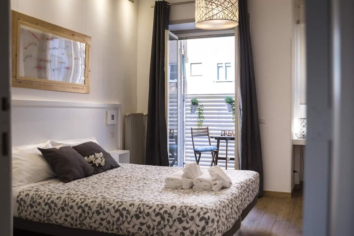 Quarto casal, 1 cama Queen, sacada | 1 quarto, camas com colchões de espuma com sistema de memória, frigobar