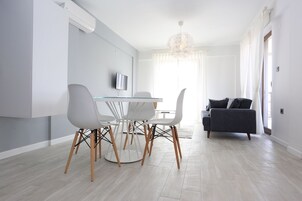Apartamento Romântico, 2 quartos, cozinha, vista para o mar | Refeições no quarto