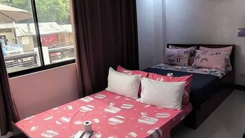 Quarto Duplo Superior, sem janelas | Secretária, cortinas/cortinados opacos, Wi-fi grátis