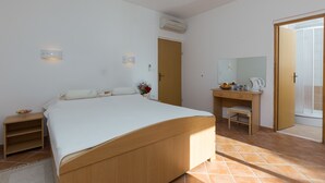 Quarto Duplo, varanda, vista parcial para o mar | Ferro/tábua de engomar, Wi-fi grátis, com decoração personalizada