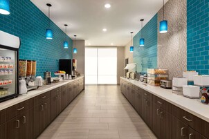 Café da manhã completo grátis todos os dias