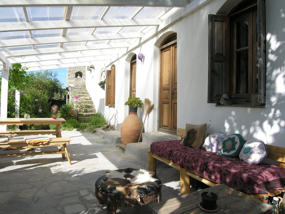 Antigua Casa De Labranza, Amplia Cocina Abierta, Una Habitación Con Dos Camas Individuales Y Un Dormitorio Con Una Cama Doble En El Cobertizo Al Lado De La Casa; Baño Con Inodoro Y Ducha - Grecia