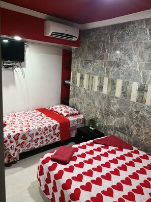 Quarto Triplo Básico | Minibar, Wi-fi grátis, roupa de cama fornecida