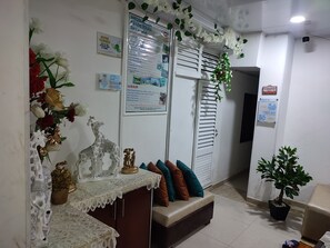 Quarto Triplo Básico | Sala de estar | Televisor plasma de 32 polegadas com canais digitais, televisor