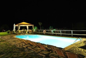 Piscina exterior sazonal, guarda-sóis, espreguiçadeiras 