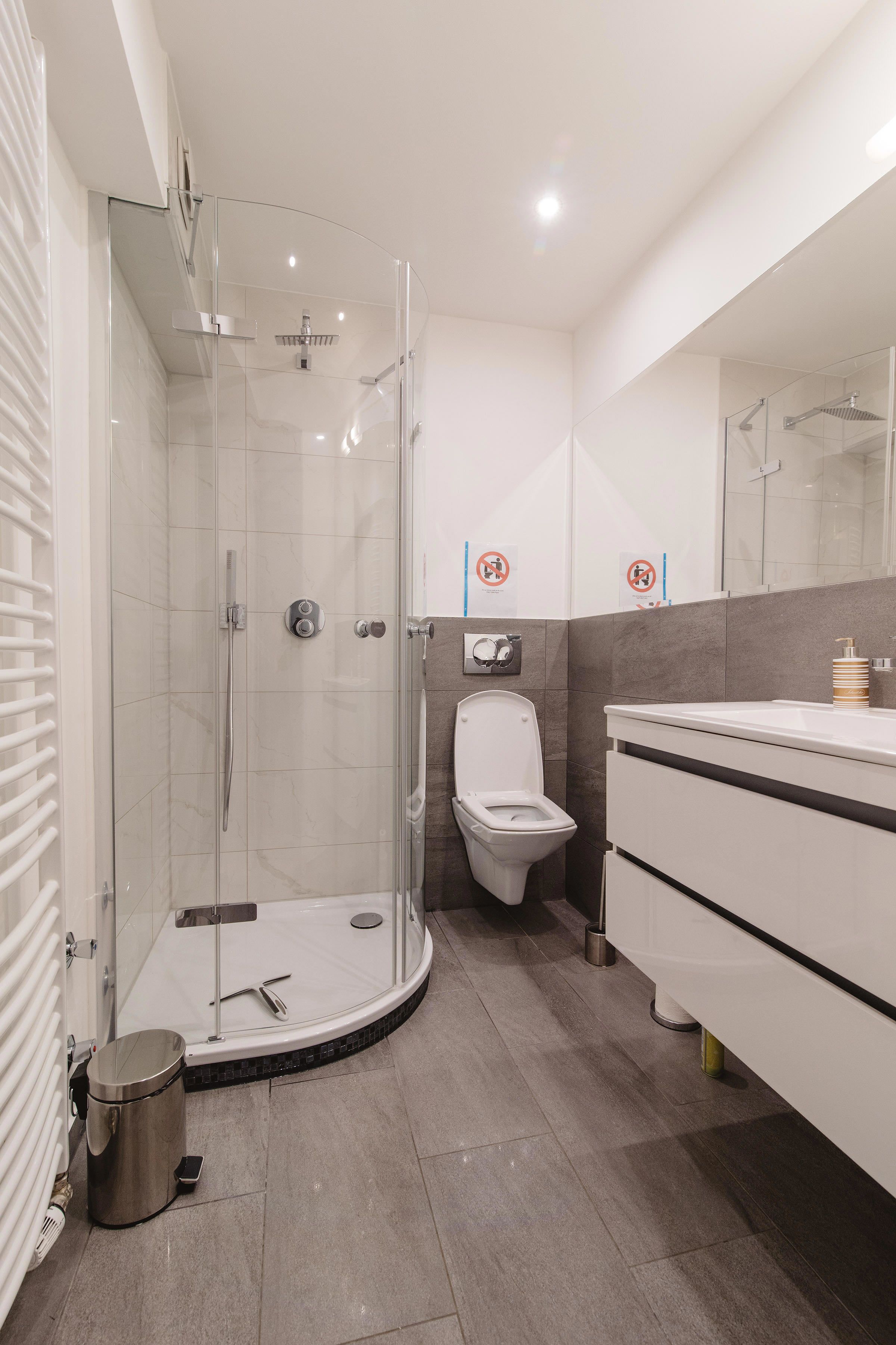 Apartamento luxo, vista para o pátio | Comodidades do banheiro | Chuveiro, chuveiro com efeito de chuva, secador de cabelo, chinelos