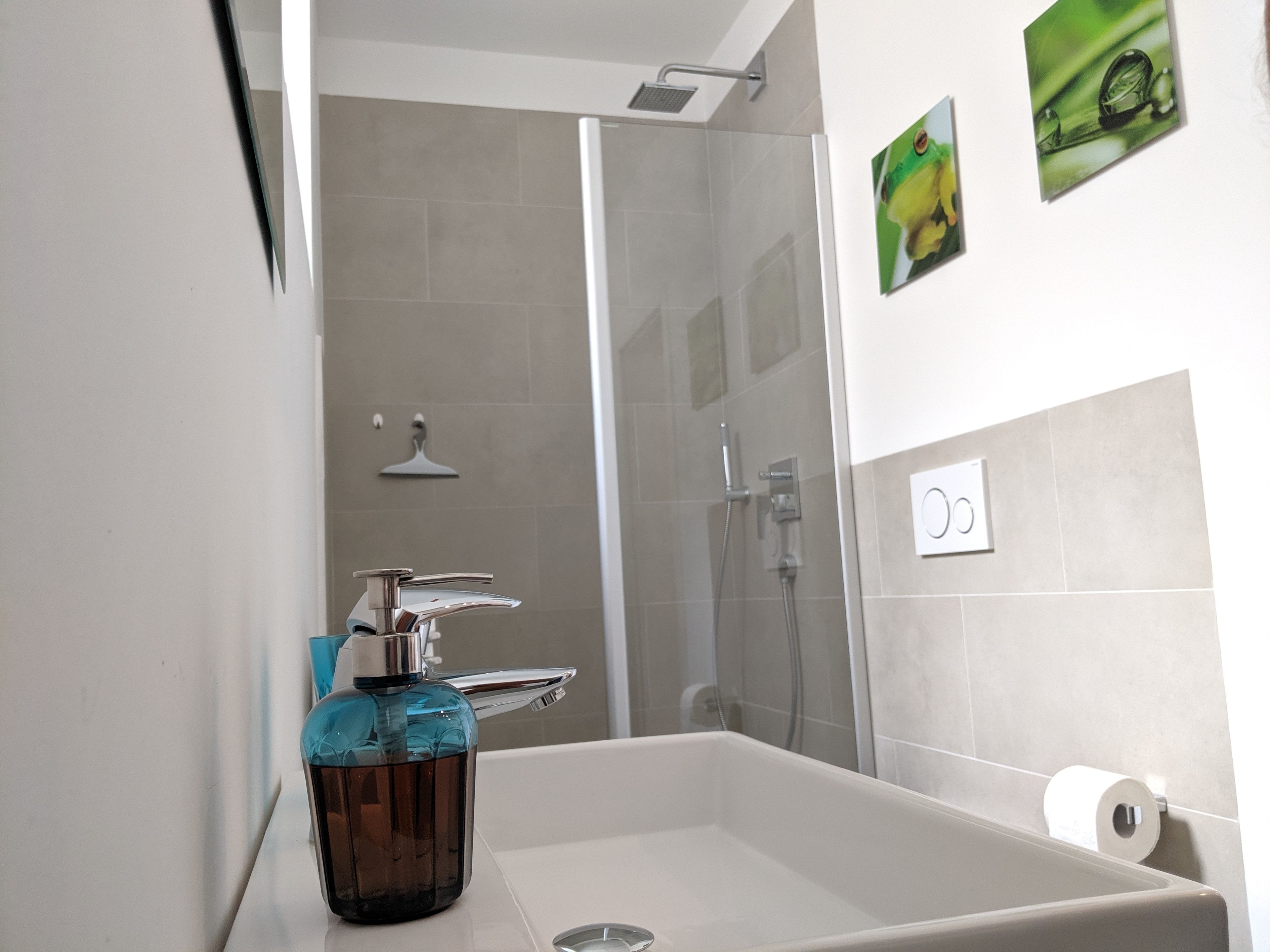 Apartamento (Business Ratingen 5) | Comodidades do banheiro | Chuveiro, secador de cabelo, toalhas de banho, shampoo
