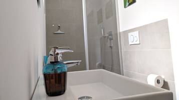 Apartamento (Business Ratingen 5) | Comodidades do banheiro | Chuveiro, secador de cabelo, toalhas de banho, shampoo