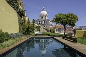 Piscina exterior, da(s) 8:00 à(s) 19:30, espreguiçadeiras 