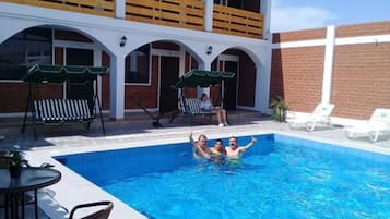 Piscina externa, funciona das 9h às 22h, espreguiçadeiras