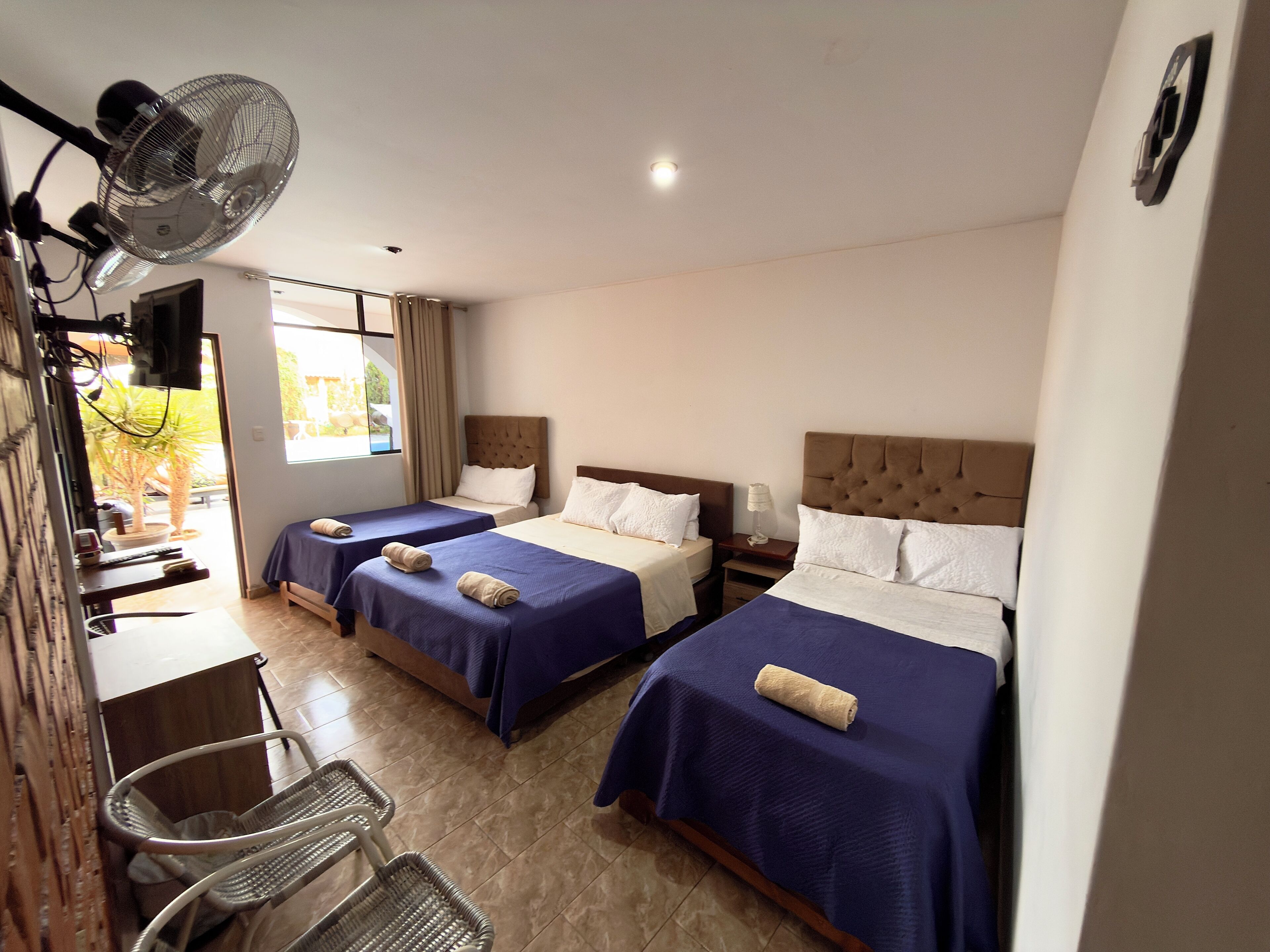 Quarto Quádruplo Familiar, 1 quarto, vista para a piscina | Minibar, com mobília individualizada, ferro/tábua de engomar 