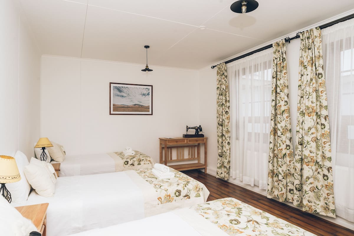 Quarto Triplo | Cofre no quarto, Wi-fi grátis, roupa de cama fornecida