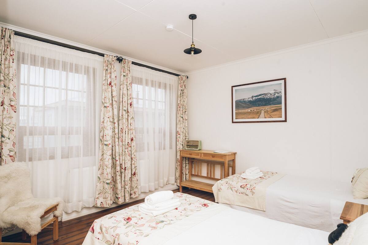 Quarto Twin | Cofre no quarto, Wi-fi grátis, roupa de cama fornecida