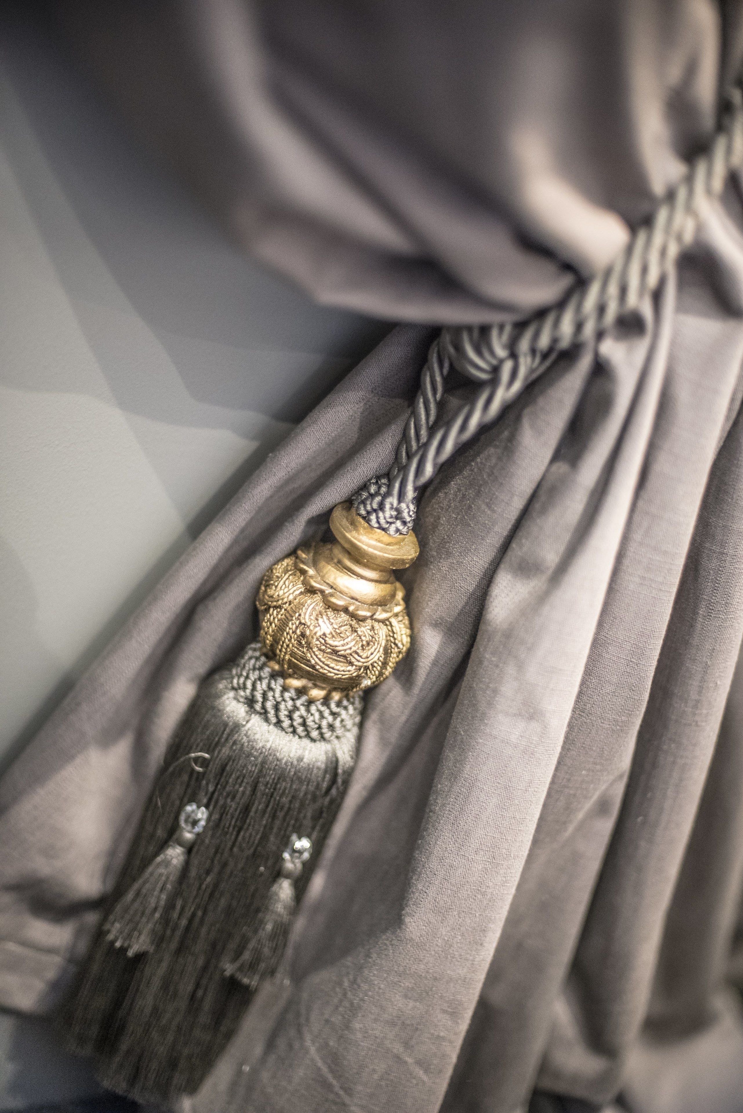 Um close-up de um tecido com um franjário e um detalhe decorativo.