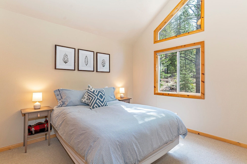 Newly Furnished & Dog Friendly | Great For Families W/awesome Neighborhood Amenities! - Truckee, CA