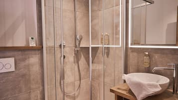 Quarto Deluxe | Casa de banho | Artigos de higiene ecológicos, um secador de cabelo, toalhas fornecidas