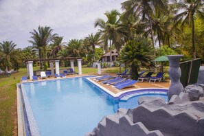 Piscina externa, espreguiçadeiras