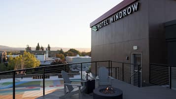 Hotel Windrow, com um deque que oferece área de estar externa e lareira.