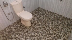 Um polibã, um chuveiro fixo