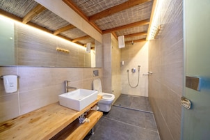 Quarto Quádruplo Familiar, varanda, vista para o jardim | Casa de banho | Um polibã, um secador de cabelo, chinelos, um bidé