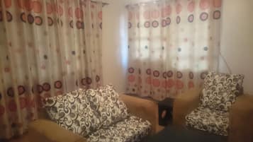 Apartamento, 2 quartos | Sala | Smart TV de 32 de polegadas com canais digitais, televisor, Netflix