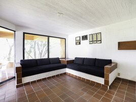 Área de estar no saguão