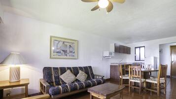 Villa Júnior, 2 quartos | Cofre no quarto, com decoração personalizada