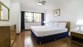 Villa Júnior, 2 quartos | Cofre no quarto, com decoração personalizada