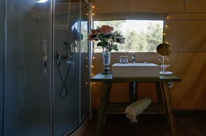 Barraca exclusiva, vista para a piscina | Banheiro | Chuveiro, produtos de toalete grátis, secador de cabelo 