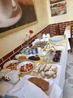 Pequeno-almoço continental diário mediante uma taxa 