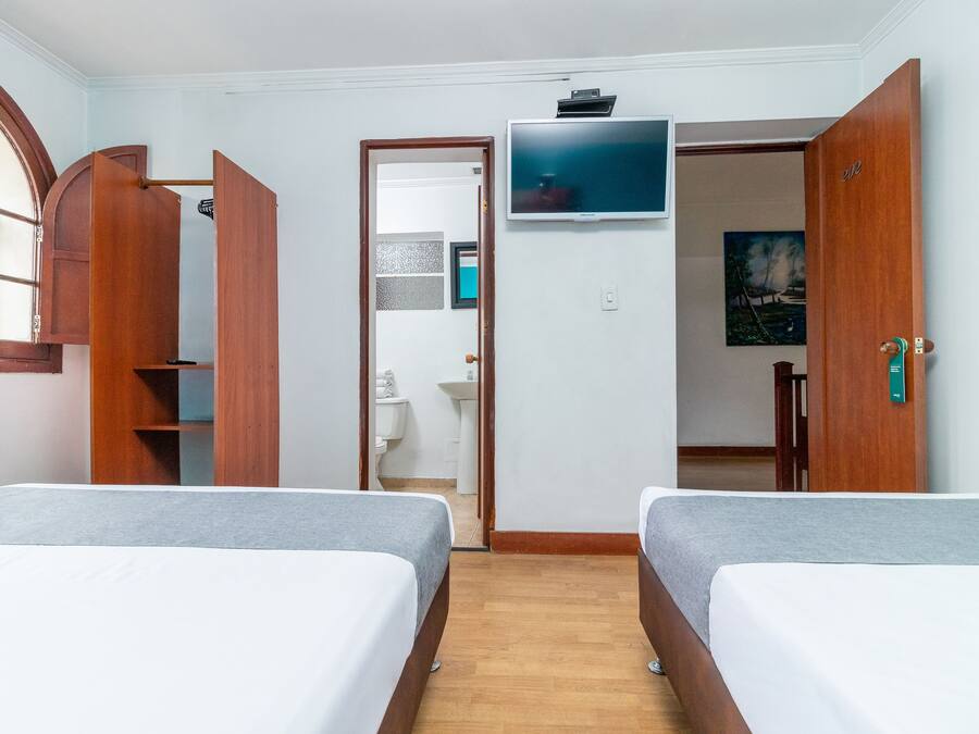 Quarto triplo | Individualmente mobiliados, escrivaninha, cortinas blackout