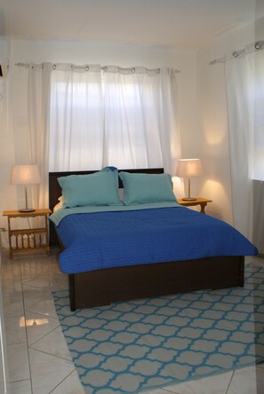 Apartamento Clássico, 2 quartos, vista para o jardim | Cofre no quarto, com decoração personalizada