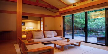 Quarto duplo (JPN/Western, with Pvt. Open-air Bath) | Cofres nos quartos, escrivaninha, ferros/tábuas de passar roupa