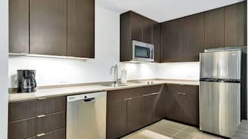 Estúdio, 1 cama king-size, Vista para a cidade | Cozinha privada | Um frigorífico, um micro-ondas, uma placa de cozinha