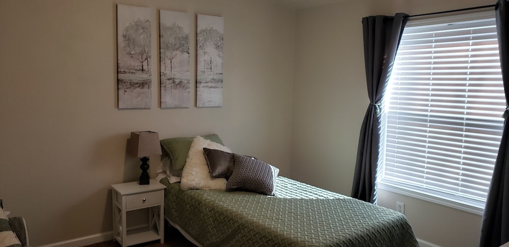 Spacious 3 Bedroom Close To Salmon Fishing And More! - Coos Bay, OR