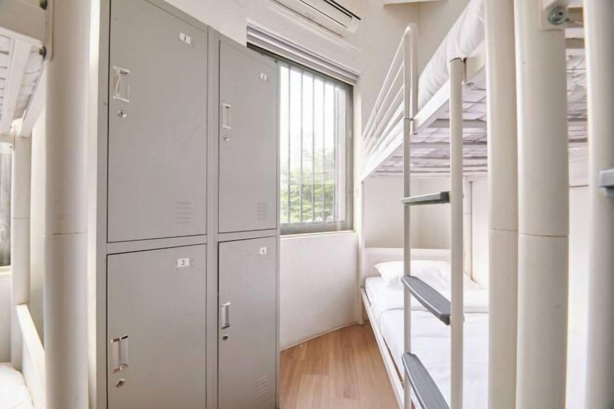 Cofre no quarto, secretária, cortinas/cortinados opacos
