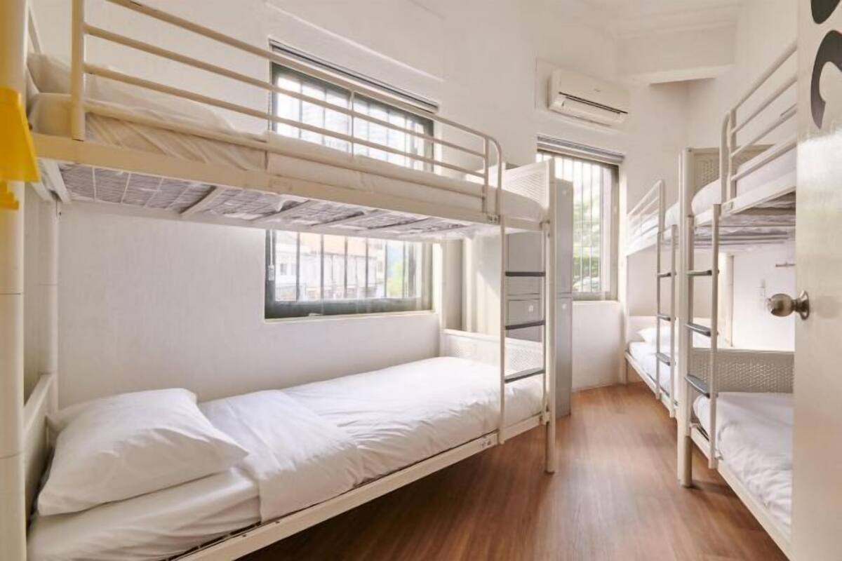 Cofre no quarto, secretária, cortinas/cortinados opacos