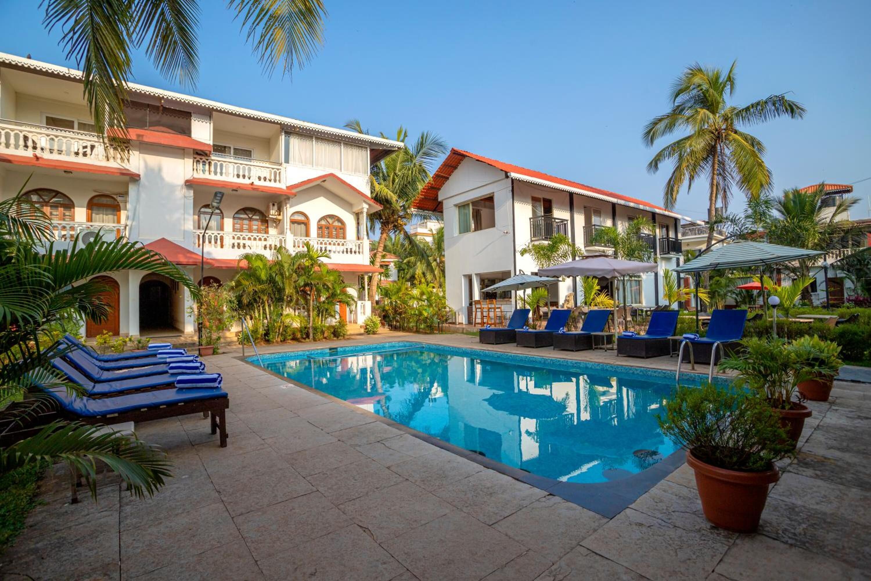 Piscina exterior, guarda-sóis, espreguiçadeiras 