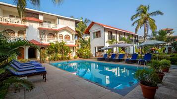 Piscina externa, guarda-sóis, espreguiçadeiras