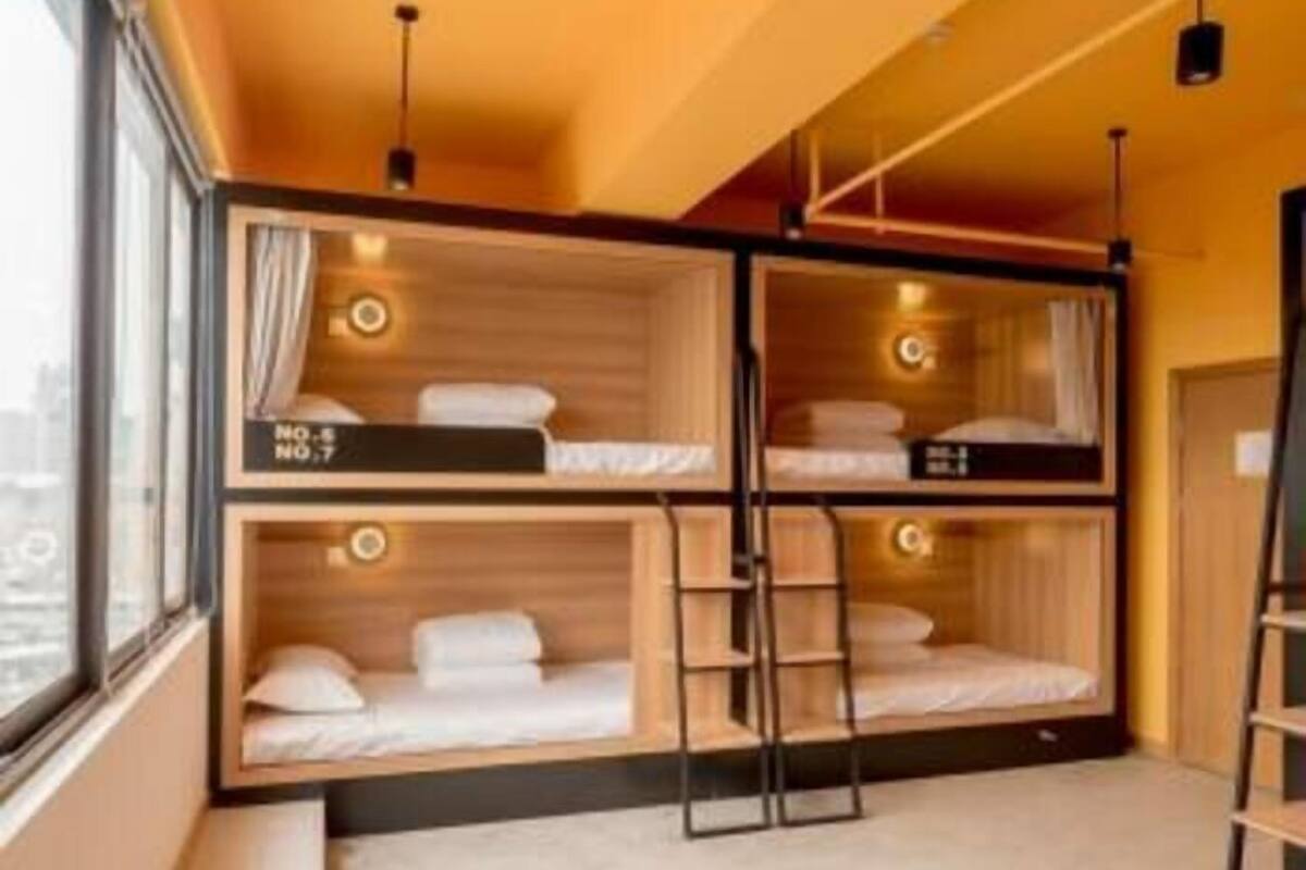 Quarto compacto com beliches identificados como 'NO. 5' e 'NO. 7'.