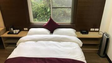 Quarto Duplo Standard | Secretária, cortinas/cortinados opacos, camas desdobráveis