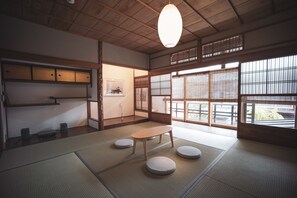Villa Deluxe, 4 quartos (Modern Machiya - MIBU) | 4 quartos, com decoração personalizada, com mobília individualizada 
