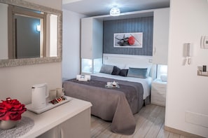 Quarto Duplo Deluxe | 1 quarto, minibar, cofre no quarto, secretária
