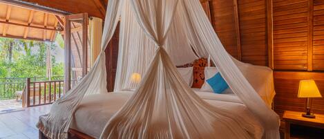 Quarto Duplo Deluxe, vista para o jardim | Secretária, roupa de cama fornecida